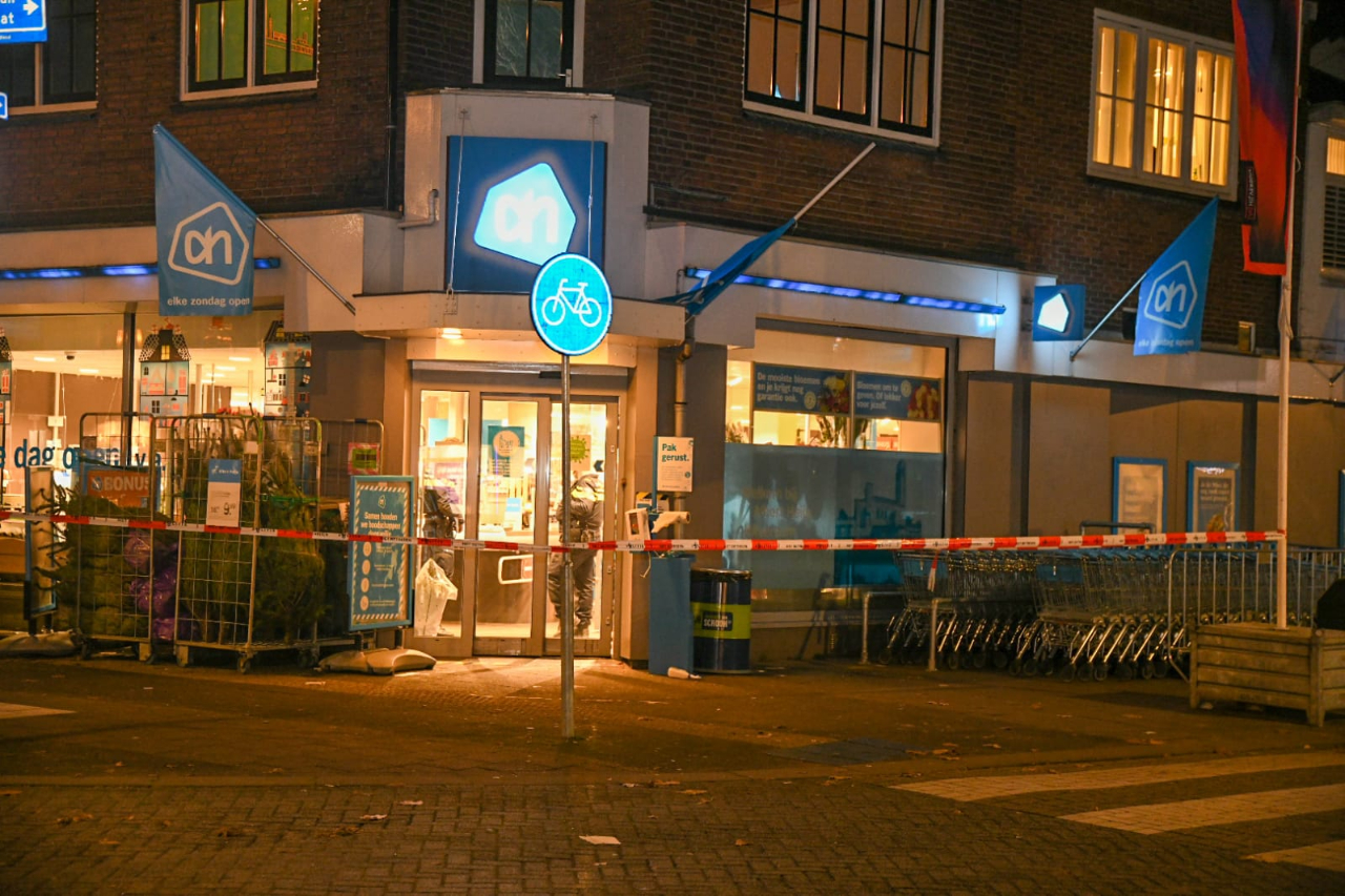 Personeel AH overmeestert overvaller in Hilversum | 2 december 2020 21: ...