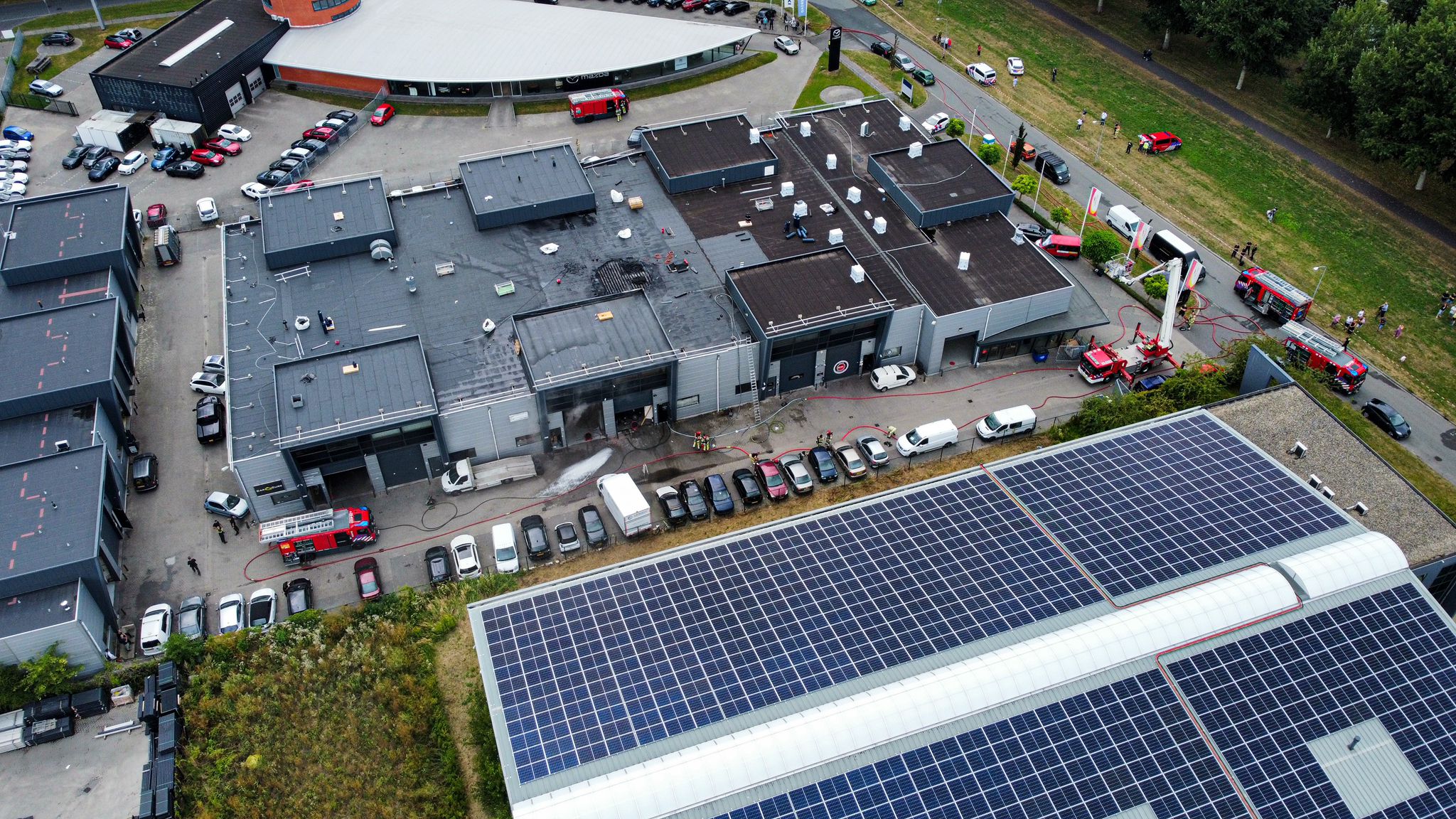 Brand op dak van bedrijfsverzamelgebouw in Almere