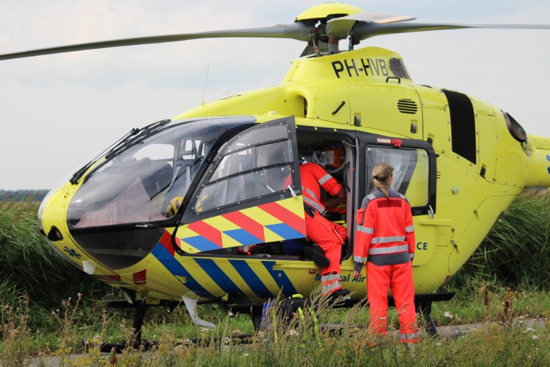 Voertuig te water op Merwedekanaal in Muiden, traumaheli gealarmeerd